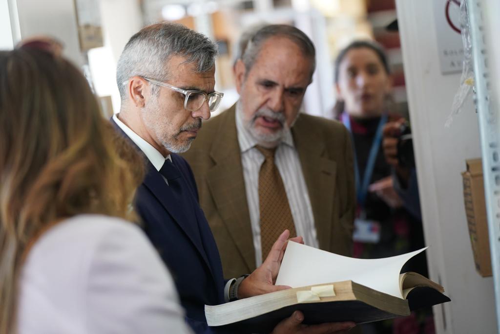 Ministro Luis Cordero visita el Centro de Documentación y Archivo de la ...